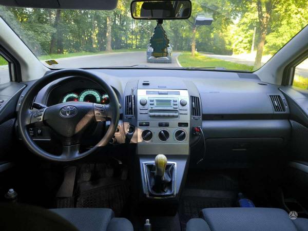 Pelēks Toyota Corolla Verso 2005 Viļņa, ar dzinēja tilpumu 2.00 L un nobraukumu 374 tūkst. km par 950 €, foto 9 vietnē AUTOMOTO.COM.LV
