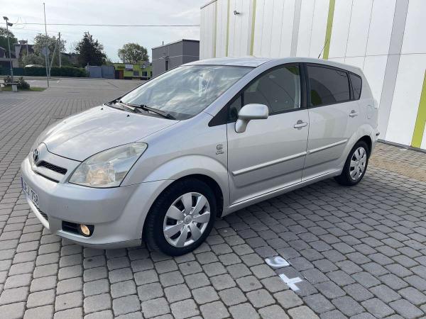 Pelēks Toyota Corolla Verso 2005 Viļņa, ar dzinēja tilpumu 2.00 L un nobraukumu 300 tūkst. km par 1750 €, foto 4 vietnē AUTOMOTO.COM.LV