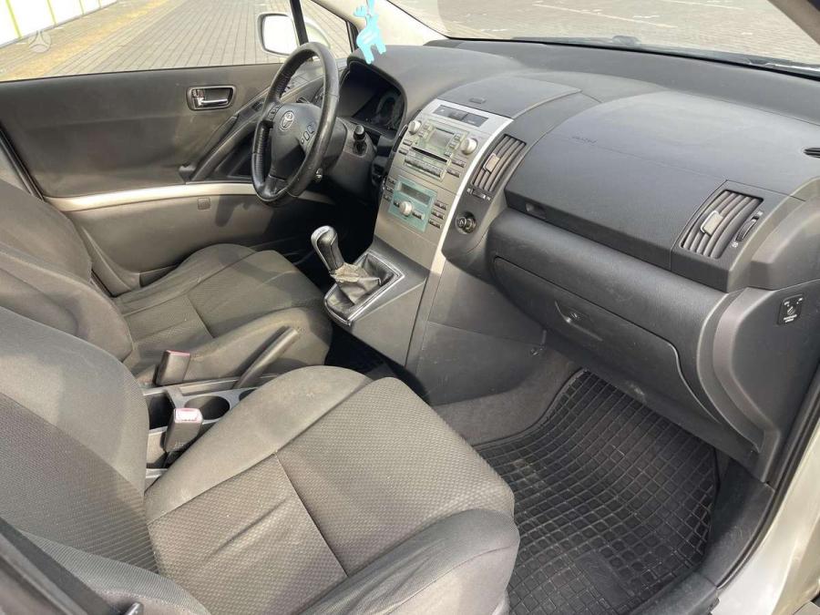 Grey Toyota Corolla Verso 2005 in Vilnius, with an engine capacity of 2.00 L and mileage of 300 thousand km for 1750 €, photo 26 on AUTOMOTO.COM.LV