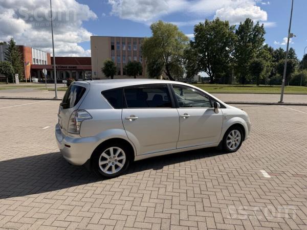 Grey Toyota Corolla Verso 2005 in Cesis, with an engine capacity of 2.00 L and mileage of 327 thousand km for 1450 €, photo 3 on AUTOMOTO.COM.LV