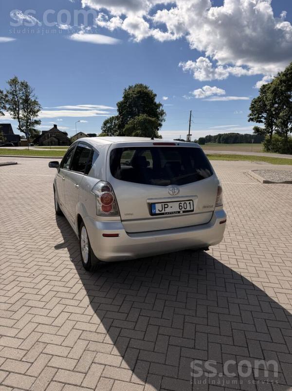 Grey Toyota Corolla Verso 2005 in Cesis, with an engine capacity of 2.00 L and mileage of 327 thousand km for 1450 €, photo 4 on AUTOMOTO.COM.LV