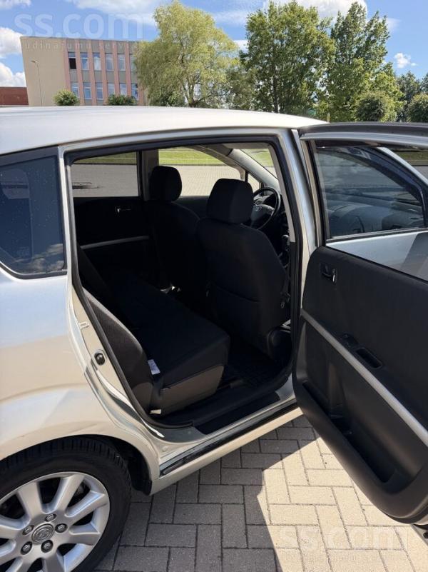 Grey Toyota Corolla Verso 2005 in Cesis, with an engine capacity of 2.00 L and mileage of 327 thousand km for 1450 €, photo 5 on AUTOMOTO.COM.LV