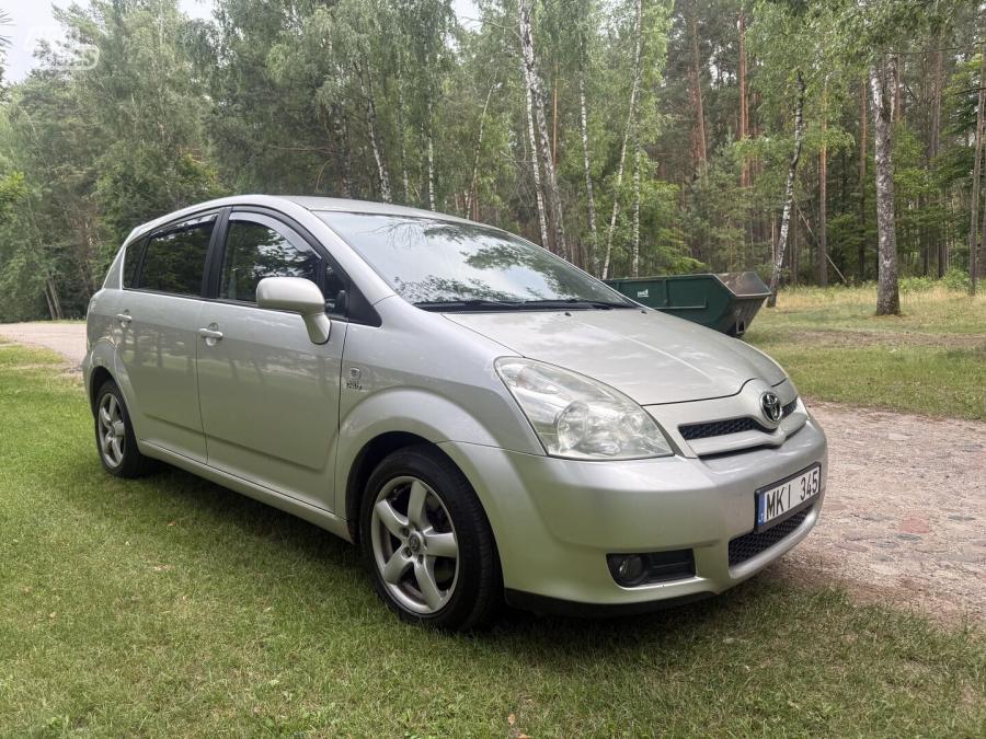 Grey Toyota Corolla Verso 2005 in Druskininkai, with an engine capacity of 2.00 L and mileage of 216 thousand km for 2350 €, photo 3 on AUTOMOTO.COM.LV