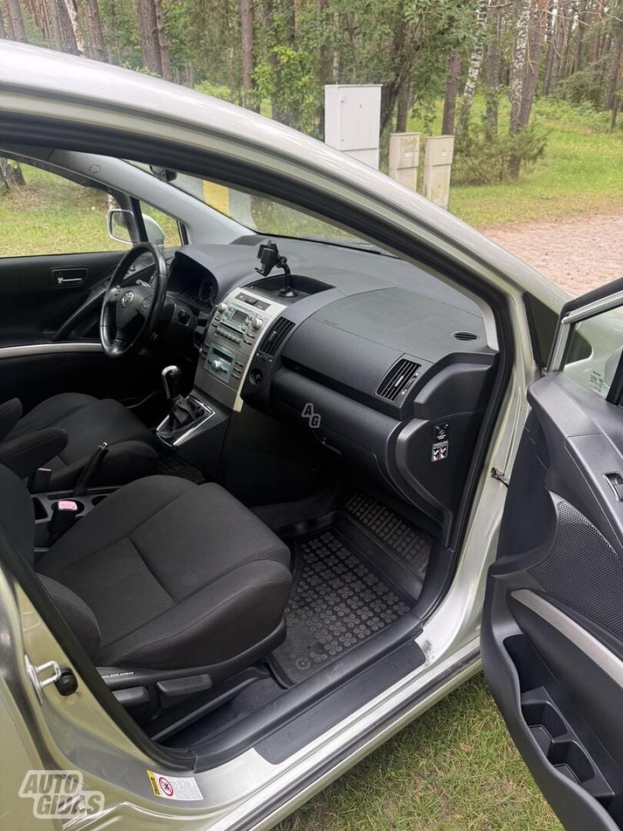 Grey Toyota Corolla Verso 2005 in Druskininkai, with an engine capacity of 2.00 L and mileage of 216 thousand km for 2350 €, photo 13 on AUTOMOTO.COM.LV