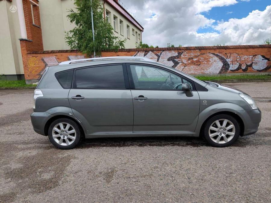 Grey Toyota Corolla Verso 2005 in Siauliai, with an engine capacity of 2.00 L and mileage of 328 thousand km for 1190 €, photo 8 on AUTOMOTO.COM.LV