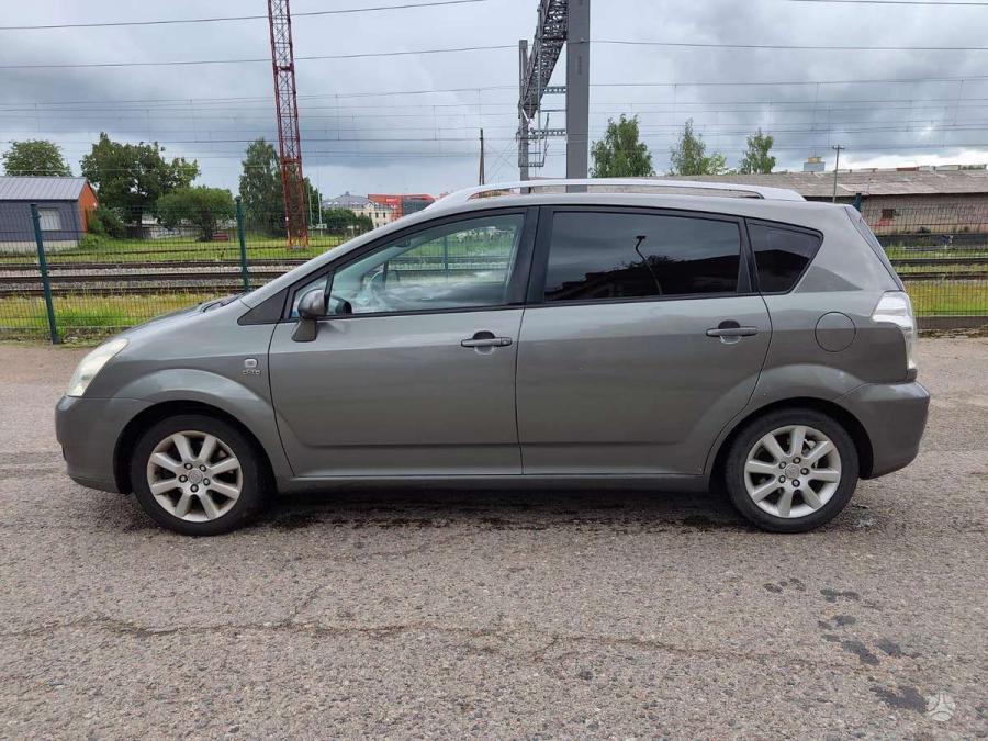 Grey Toyota Corolla Verso 2005 in Siauliai, with an engine capacity of 2.00 L and mileage of 328 thousand km for 1190 €, photo 9 on AUTOMOTO.COM.LV