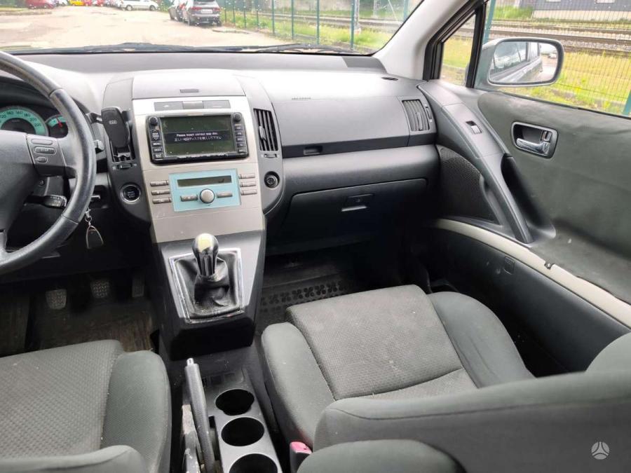 Grey Toyota Corolla Verso 2005 in Siauliai, with an engine capacity of 2.00 L and mileage of 328 thousand km for 1190 €, photo 11 on AUTOMOTO.COM.LV