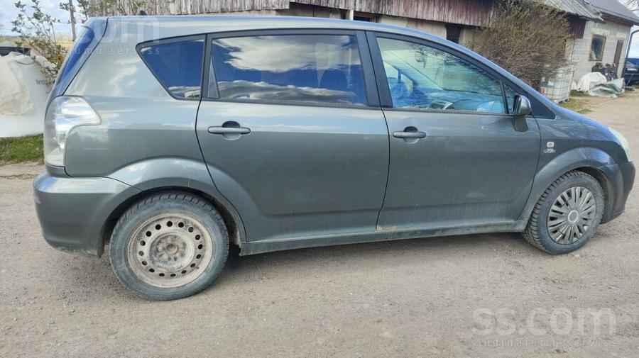 Grey Toyota Corolla Verso 2005 in Liepaja, with an engine capacity of 2.20 L and mileage of 0 thousand km for 600 €, photo 3 on AUTOMOTO.COM.LV