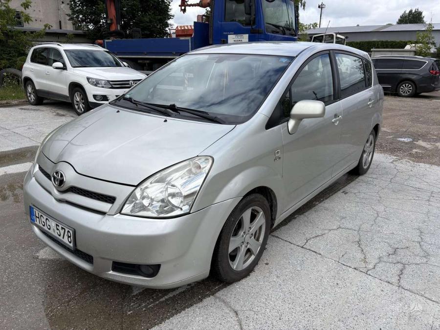 Pelēks Toyota Corolla Verso 2005 Viļņa, ar dzinēja tilpumu 2.00 L un nobraukumu 378 tūkst. km par 1300 €, foto 1 vietnē AUTOMOTO.COM.LV
