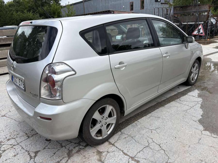 Pelēks Toyota Corolla Verso 2005 Viļņa, ar dzinēja tilpumu 2.00 L un nobraukumu 378 tūkst. km par 1300 €, foto 5 vietnē AUTOMOTO.COM.LV