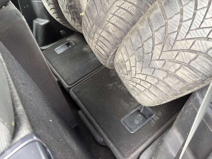 Pelēks Toyota Corolla Verso 2005 Viļņa, ar dzinēja tilpumu 2.00 L un nobraukumu 378 tūkst. km par 1300 €, foto 8 vietnē AUTOMOTO.COM.LV