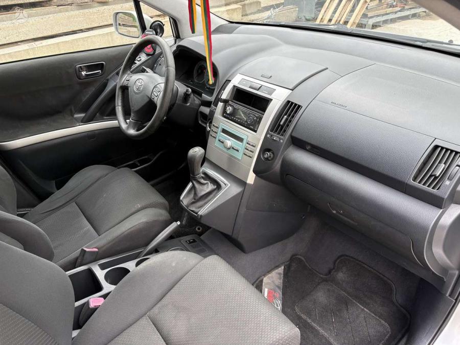 Pelēks Toyota Corolla Verso 2005 Viļņa, ar dzinēja tilpumu 2.00 L un nobraukumu 378 tūkst. km par 1300 €, foto 9 vietnē AUTOMOTO.COM.LV
