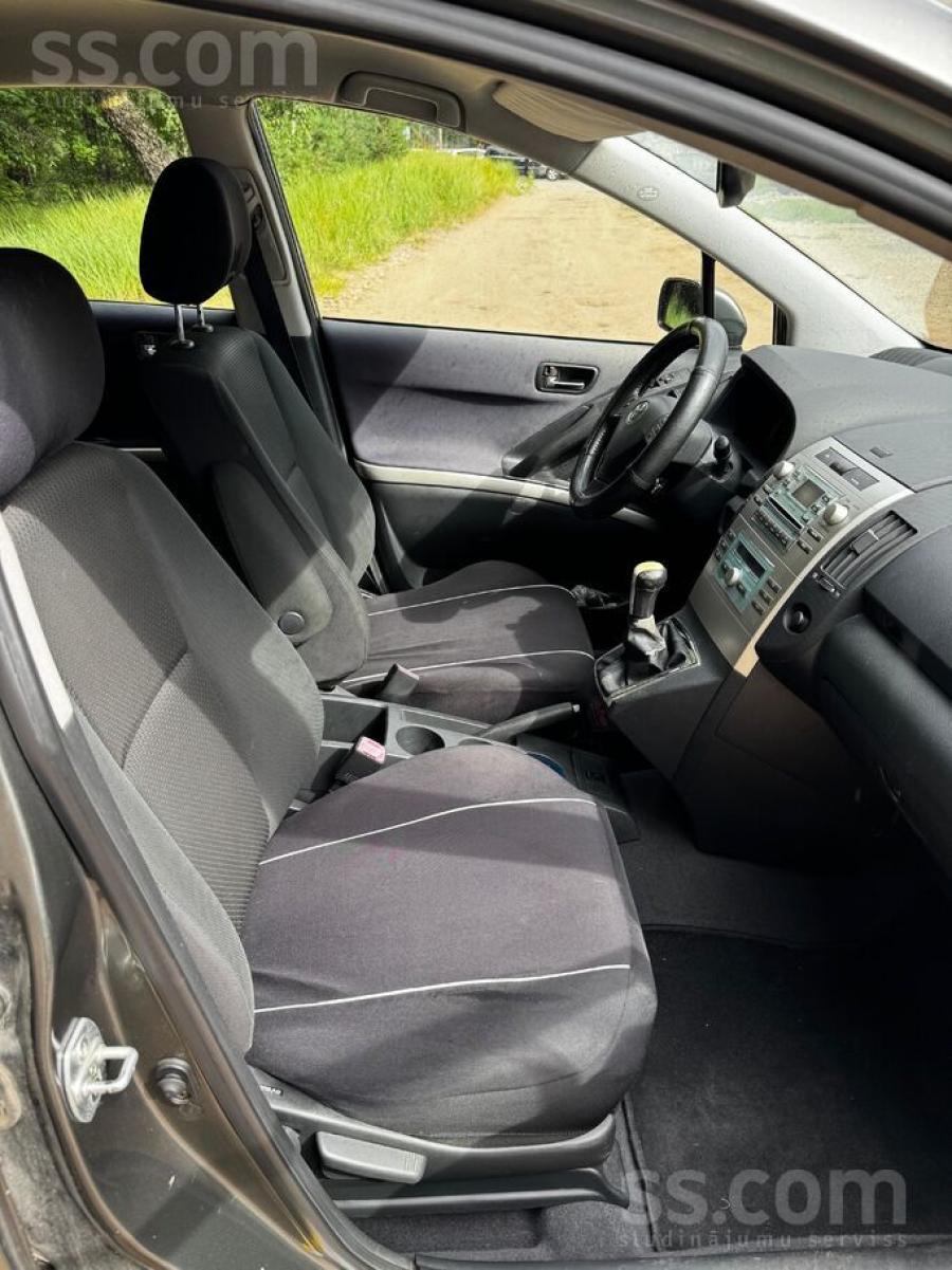 Pelēks Toyota Corolla Verso 2005 Daugavpils, ar dzinēja tilpumu 1.80 L un nobraukumu 293 tūkst. km par 3800 €, foto 7 vietnē AUTOMOTO.COM.LV