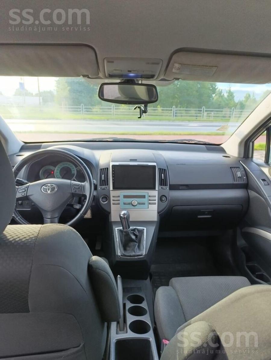 Pelēks Toyota Corolla Verso 2005 Jelgava, ar dzinēja tilpumu 2.20 L un nobraukumu 397 tūkst. km par 1700 €, foto 9 vietnē AUTOMOTO.COM.LV