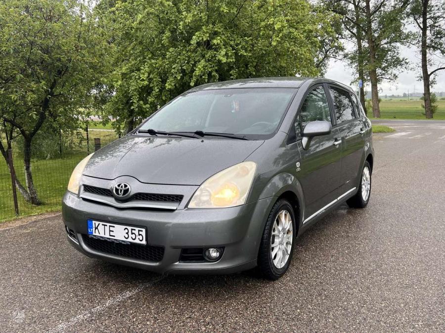Grey Toyota Corolla Verso 2005 in Sirvintos, with an engine capacity of 2.00 L and mileage of 350 thousand km for 1000 €, photo 1 on AUTOMOTO.COM.LV