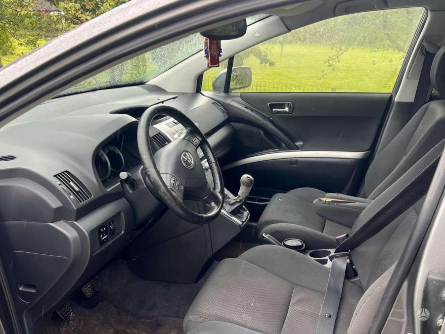 Grey Toyota Corolla Verso 2005 in Sirvintos, with an engine capacity of 2.00 L and mileage of 350 thousand km for 1000 €, photo 8 on AUTOMOTO.COM.LV