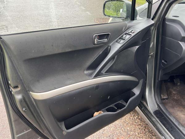 Pelēks Toyota Corolla Verso 2005 Širvintos, ar dzinēja tilpumu 2.00 L un nobraukumu 350 tūkst. km par 1000 €, foto 8 vietnē AUTOMOTO.COM.LV