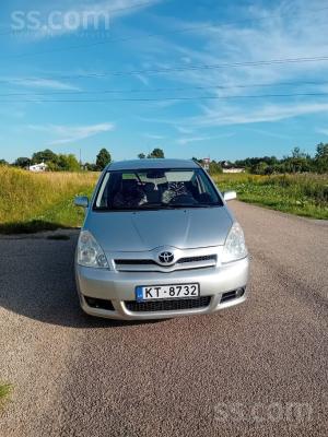 Grey Toyota Corolla Verso 2005 in Rezekne, with an engine capacity of 2.00 L and mileage of 295 thousand km for 1550 €, photo  on AUTOMOTO.COM.LV
