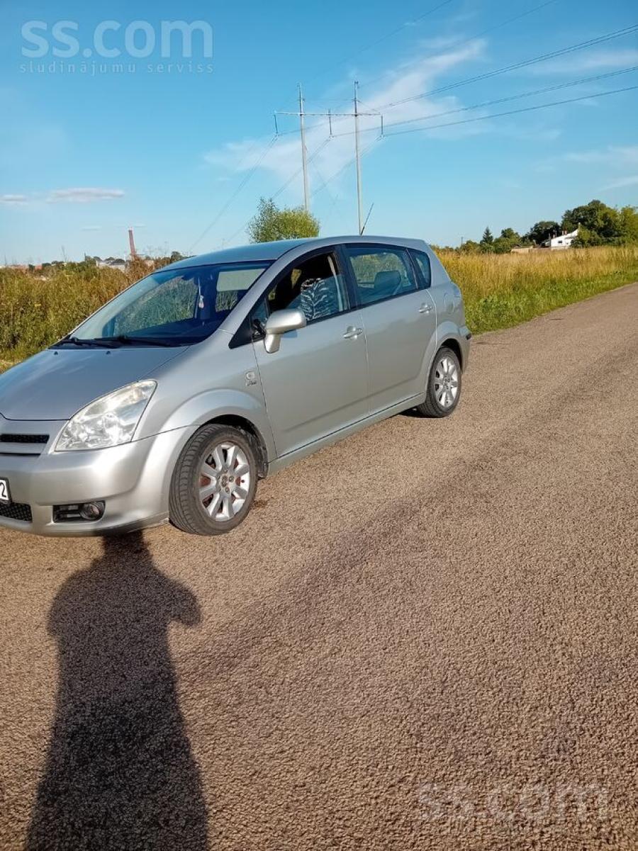 Pelēks Toyota Corolla Verso 2005 Rēzekne, ar dzinēja tilpumu 2.00 L un nobraukumu 295 tūkst. km par 1550 €, foto 4 vietnē AUTOMOTO.COM.LV