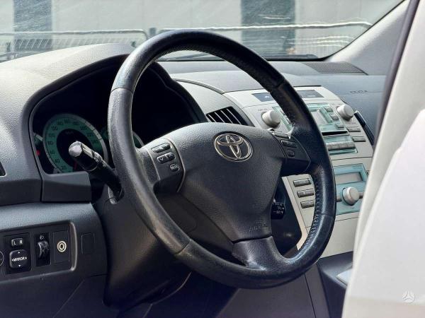 Grey Toyota Corolla Verso 2005 in Vilnius, with an engine capacity of 1.79 L and mileage of 266 thousand km for 2150 €, photo 9 on AUTOMOTO.COM.LV