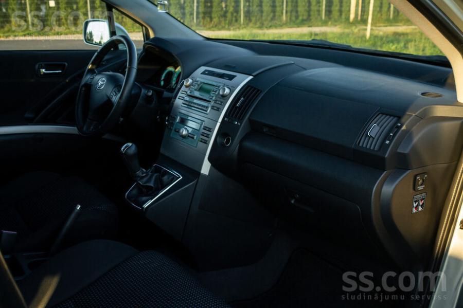 Grey Toyota Corolla Verso 2005 in Jelgava, with an engine capacity of 2.20 L and mileage of 270 thousand km for 2290 €, photo 9 on AUTOMOTO.COM.LV