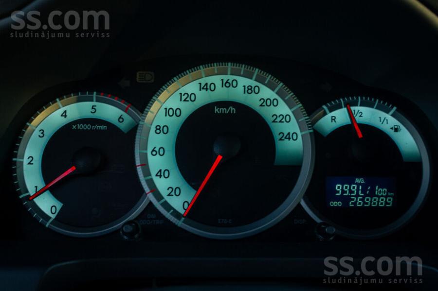 Grey Toyota Corolla Verso 2005 in Jelgava, with an engine capacity of 2.20 L and mileage of 270 thousand km for 2290 €, photo 15 on AUTOMOTO.COM.LV