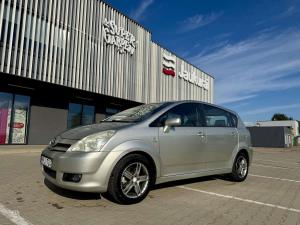 Pelēks Toyota Corolla Verso 2005 Panevēža, ar dzinēja tilpumu 2.00 L un nobraukumu 286 tūkst. km par 999 €, foto 3 vietnē AUTOMOTO.COM.LV