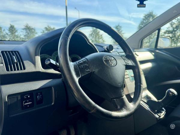 Grey Toyota Corolla Verso 2005 in Panevezys, with an engine capacity of 2.00 L and mileage of 286 thousand km for 999 €, photo 8 on AUTOMOTO.COM.LV