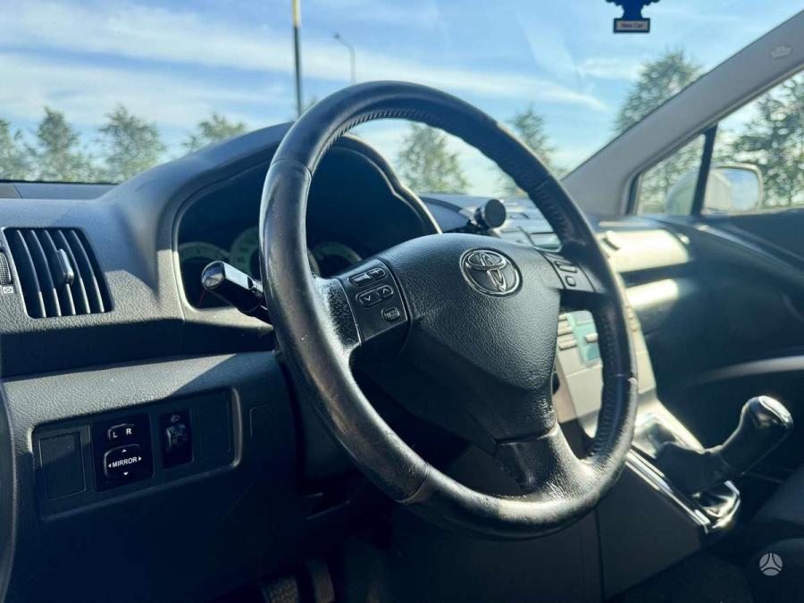 Pelēks Toyota Corolla Verso 2005 Panevēža, ar dzinēja tilpumu 2.00 L un nobraukumu 286 tūkst. km par 999 €, foto 9 vietnē AUTOMOTO.COM.LV