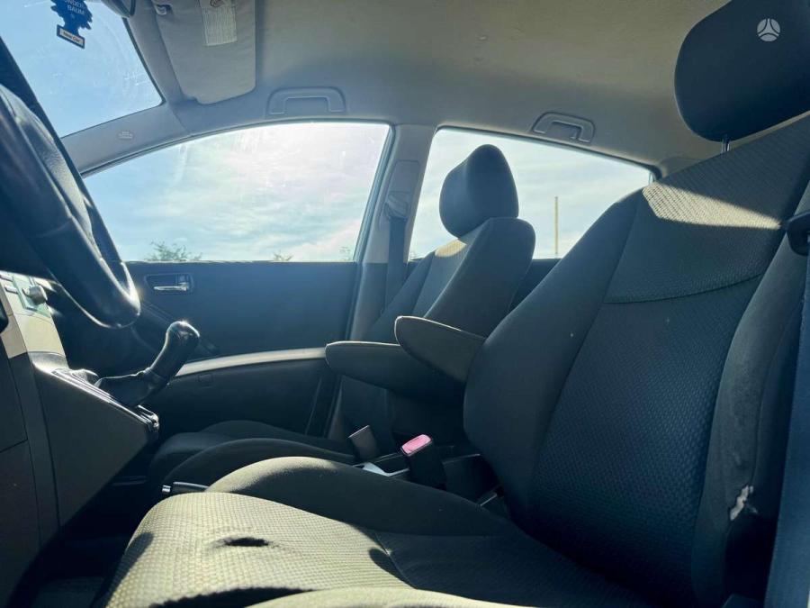 Pelēks Toyota Corolla Verso 2005 Panevēža, ar dzinēja tilpumu 2.00 L un nobraukumu 286 tūkst. km par 999 €, foto 12 vietnē AUTOMOTO.COM.LV