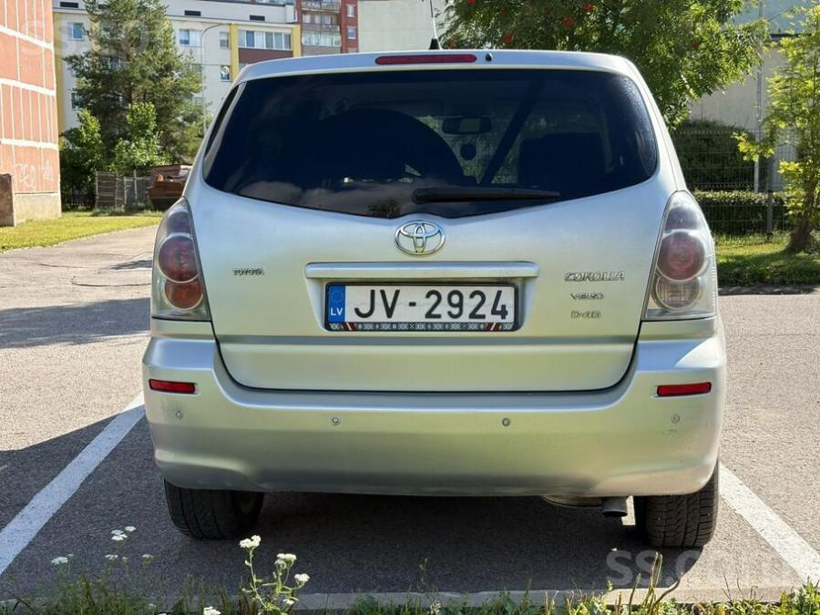 Grey Toyota Corolla Verso 2005 in Riga, with an engine capacity of 2.20 L and mileage of 348 thousand km for 1650 €, photo 5 on AUTOMOTO.COM.LV