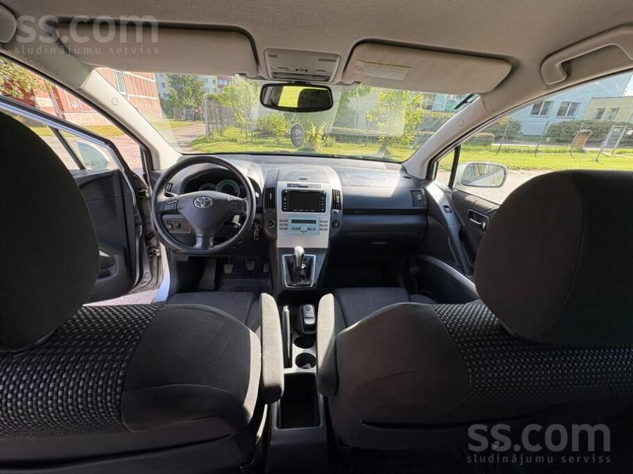 Grey Toyota Corolla Verso 2005 in Riga, with an engine capacity of 2.20 L and mileage of 348 thousand km for 1650 €, photo 15 on AUTOMOTO.COM.LV