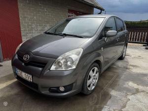 Pelēks Toyota Corolla Verso 2005 Akmenė, ar dzinēja tilpumu 2.00 L un nobraukumu 355 tūkst. km par 1000 €, foto  vietnē AUTOMOTO.COM.LV
