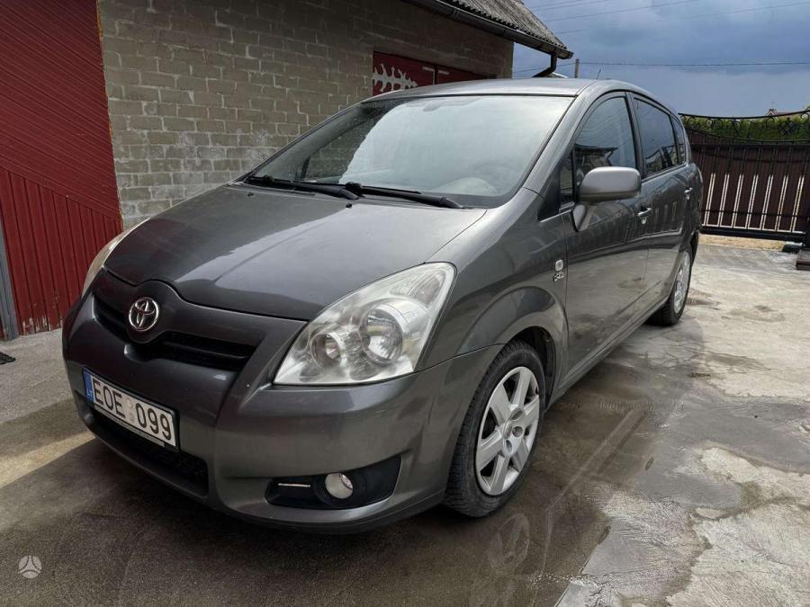 Pelēks Toyota Corolla Verso 2005 Akmenė, ar dzinēja tilpumu 2.00 L un nobraukumu 355 tūkst. km par 1000 €, foto 1 vietnē AUTOMOTO.COM.LV