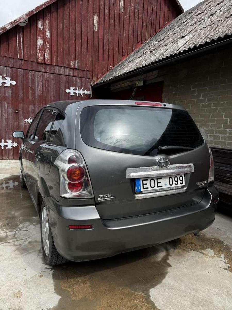 Pelēks Toyota Corolla Verso 2005 Akmenė, ar dzinēja tilpumu 2.00 L un nobraukumu 355 tūkst. km par 1000 €, foto 3 vietnē AUTOMOTO.COM.LV