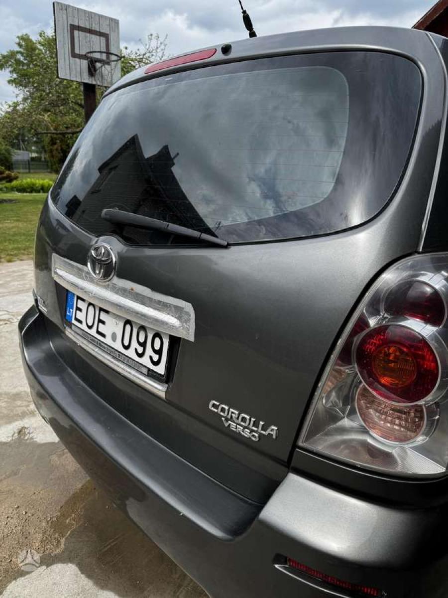 Pelēks Toyota Corolla Verso 2005 Akmenė, ar dzinēja tilpumu 2.00 L un nobraukumu 355 tūkst. km par 1000 €, foto 4 vietnē AUTOMOTO.COM.LV