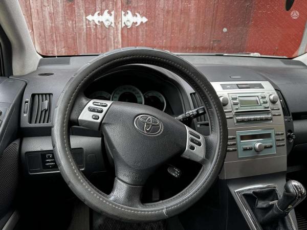 Pelēks Toyota Corolla Verso 2005 Akmenė, ar dzinēja tilpumu 2.00 L un nobraukumu 355 tūkst. km par 1000 €, foto 7 vietnē AUTOMOTO.COM.LV