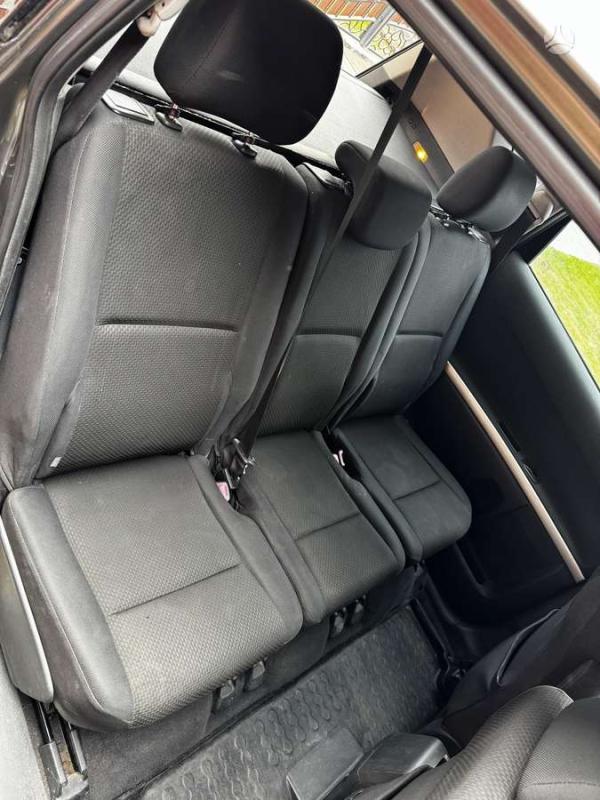 Pelēks Toyota Corolla Verso 2005 Akmenė, ar dzinēja tilpumu 2.00 L un nobraukumu 355 tūkst. km par 1000 €, foto 8 vietnē AUTOMOTO.COM.LV