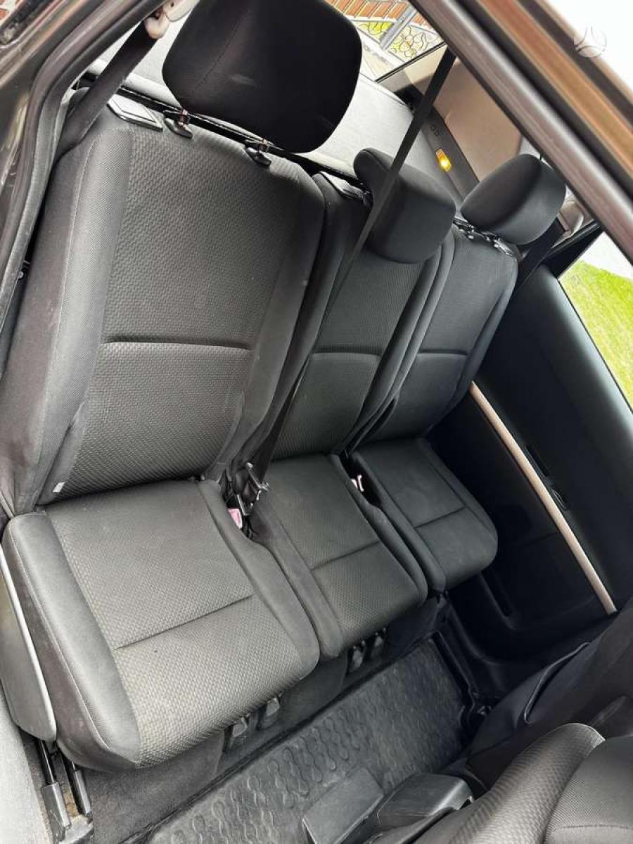 Pelēks Toyota Corolla Verso 2005 Akmenė, ar dzinēja tilpumu 2.00 L un nobraukumu 355 tūkst. km par 1000 €, foto 8 vietnē AUTOMOTO.COM.LV