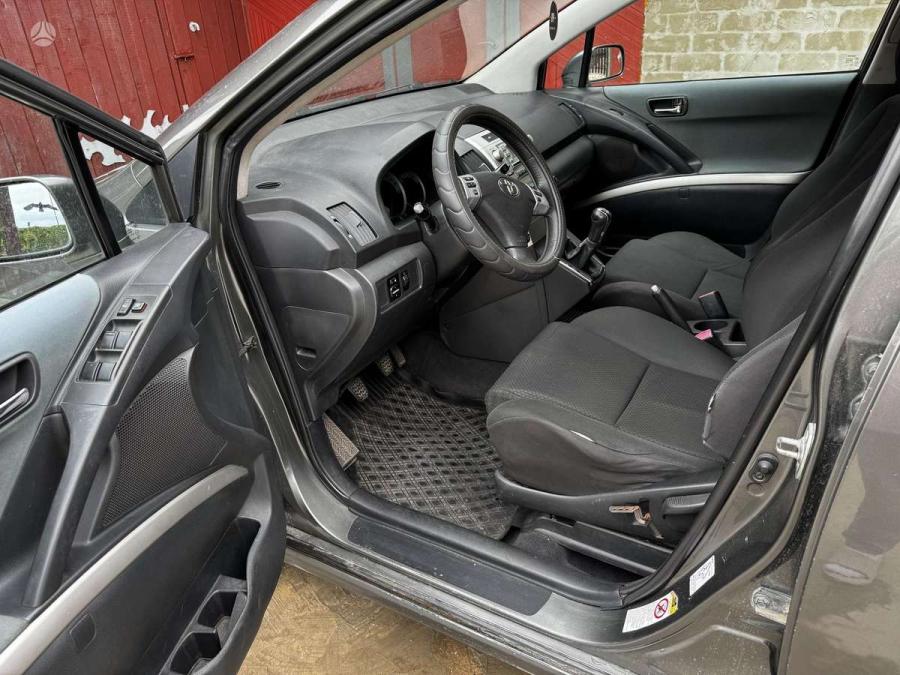 Pelēks Toyota Corolla Verso 2005 Akmenė, ar dzinēja tilpumu 2.00 L un nobraukumu 355 tūkst. km par 1000 €, foto 12 vietnē AUTOMOTO.COM.LV