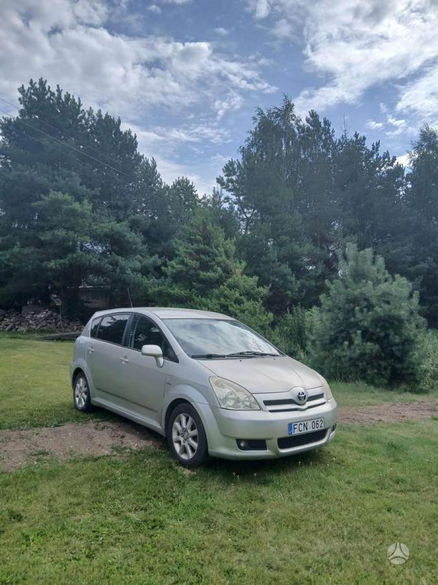 Pelēks Toyota Corolla Verso 2005 Molėtai, ar dzinēja tilpumu 2.00 L un nobraukumu 393 tūkst. km par 1650 €, foto 1 vietnē AUTOMOTO.COM.LV