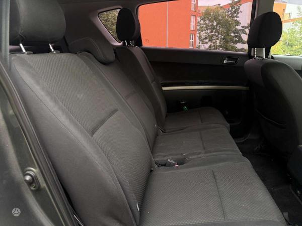 Toyota Corolla Verso 2005 in Vilnius on AUTOMOTO.COM.LV Grey Toyota Corolla Verso 2005 in Vilnius, with an engine capacity of 2.00 L and mileage of 292 thousand km for 1200 ā¬, photo 8 on AUTOMOTO.COM.LV