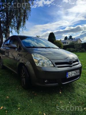 Pelēks Toyota Corolla Verso 2005 Rīga, ar dzinēja tilpumu 1.80 L un nobraukumu 350 tūkst. km par 2800 €, foto  vietnē AUTOMOTO.COM.LV