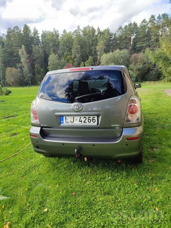 Grey Toyota Corolla Verso 2005 in Riga, with an engine capacity of 1.80 L and mileage of 350 thousand km for 2800 €, photo 5 on AUTOMOTO.COM.LV