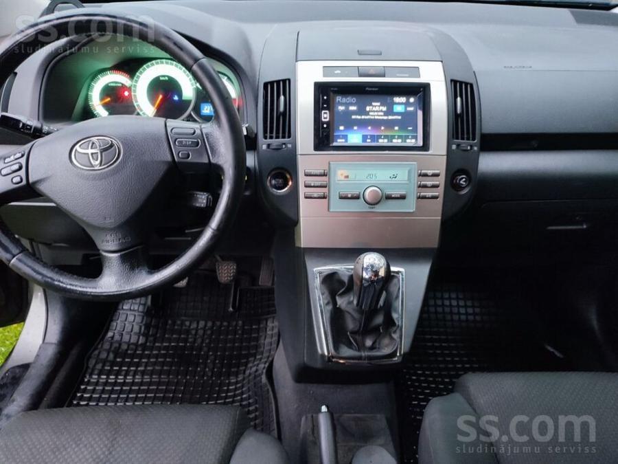 Grey Toyota Corolla Verso 2005 in Riga, with an engine capacity of 1.80 L and mileage of 350 thousand km for 2800 €, photo 7 on AUTOMOTO.COM.LV