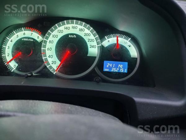 Grey Toyota Corolla Verso 2005 in Riga, with an engine capacity of 1.80 L and mileage of 350 thousand km for 2800 €, photo 8 on AUTOMOTO.COM.LV