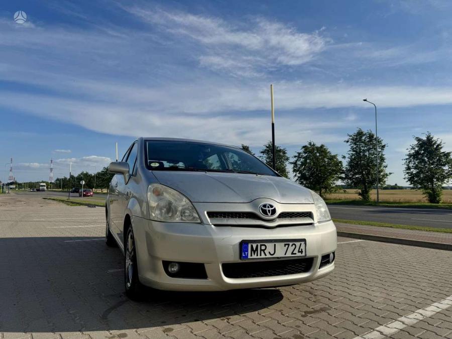 Grey Toyota Corolla Verso 2005 in Panevezys, with an engine capacity of 2.00 L and mileage of 286 thousand km for 999 €, photo 4 on AUTOMOTO.COM.LV