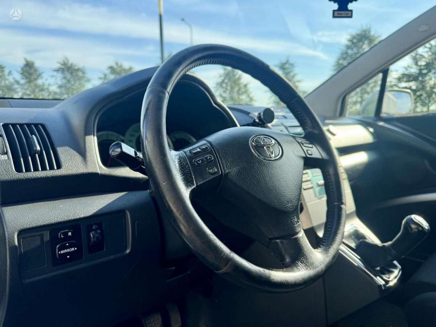 Grey Toyota Corolla Verso 2005 in Panevezys, with an engine capacity of 2.00 L and mileage of 286 thousand km for 999 €, photo 9 on AUTOMOTO.COM.LV