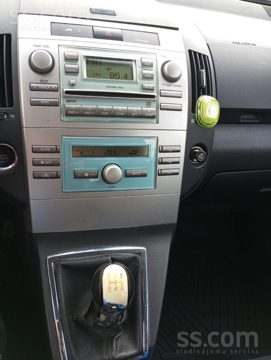 Pelēks Toyota Corolla Verso 2005 Aizkraukle, ar dzinēja tilpumu 2.00 L un nobraukumu 368 tūkst. km par 1250 €, foto 5 vietnē AUTOMOTO.COM.LV