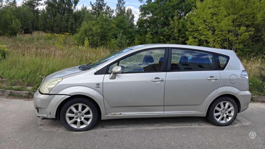 Pelēks Toyota Corolla Verso 2005 Viļņa, ar dzinēja tilpumu 2.00 L un nobraukumu 276 tūkst. km par 900 €, foto 3 vietnē AUTOMOTO.COM.LV